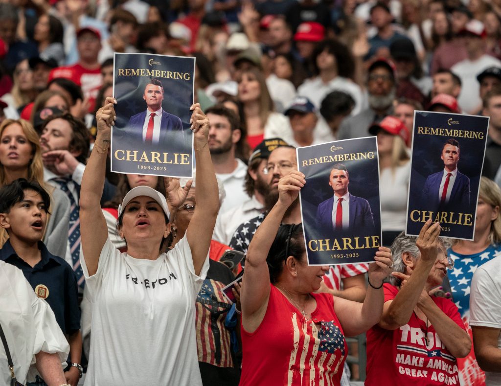 チャーリー・カークの追service式が何千人も描かれています - TechWire24